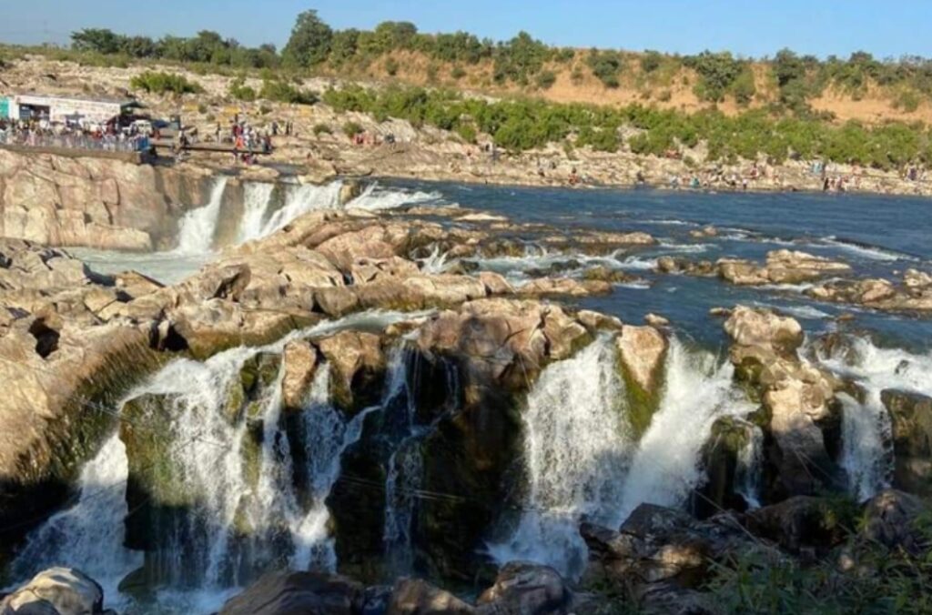 Dhuandhar Waterfalls - Feel the music of water - Indiano Travel