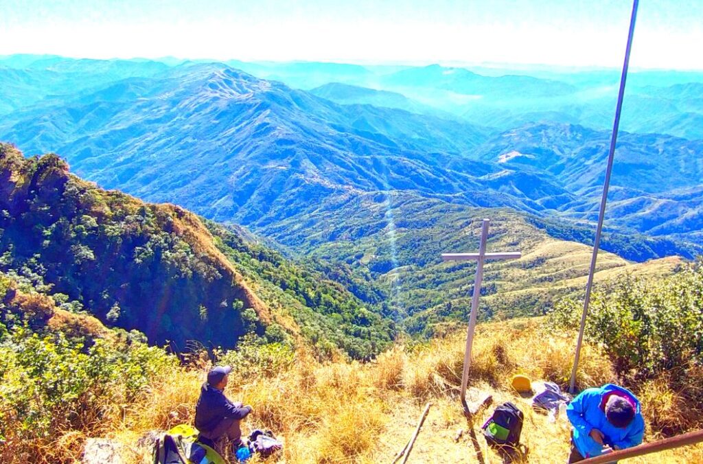 Lamsial Puk - A natural cave on the edge of a cliff - Indiano Travel