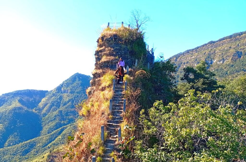 Lamsial Puk - A natural cave on the edge of a cliff - Indiano Travel