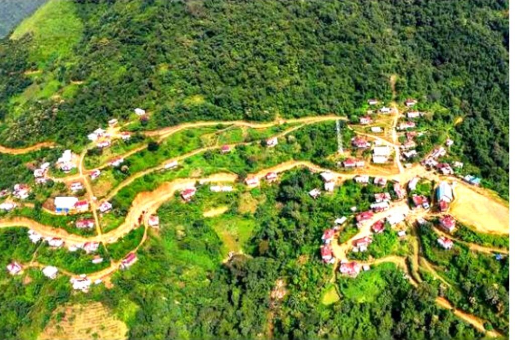 Lamsial Puk - A natural cave on the edge of a cliff - Indiano Travel