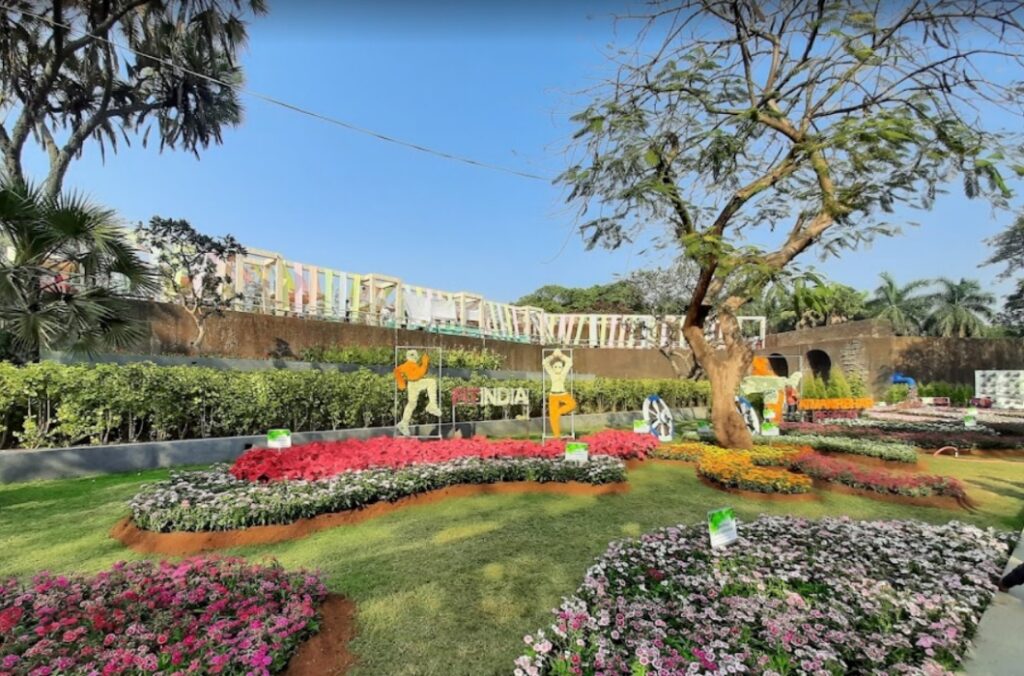 Daman Lighthouse - Very beautifully situated in front of a beach.